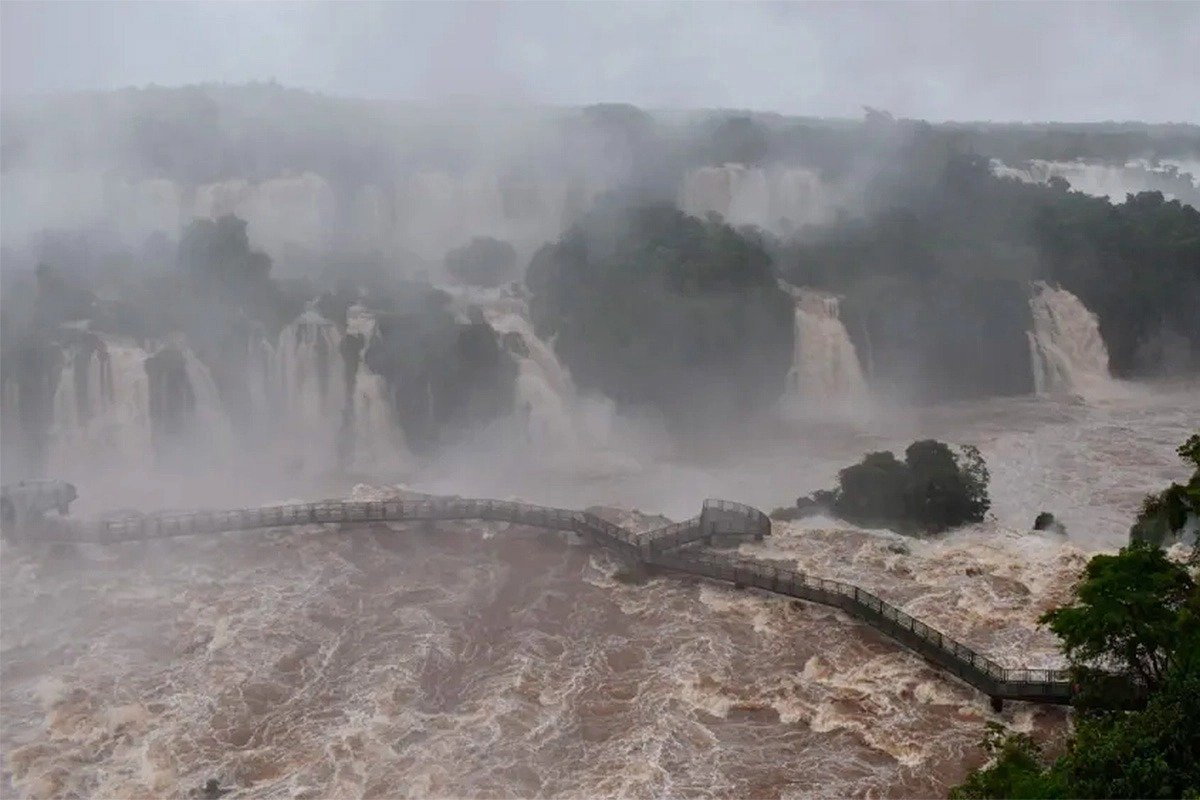 Por la crecida del río Iguazú cerraron la Garganta del Diablo y otros ...
