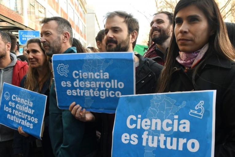 El Conicet para por 48 horas en rechazo a despidos y ajuste ...